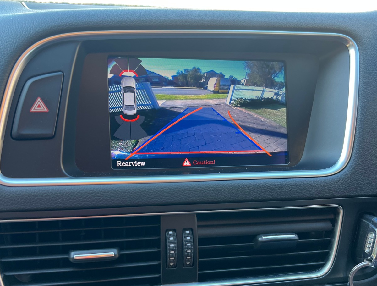 Q5 2012 Integrated Reverse Camera | Creative Installations