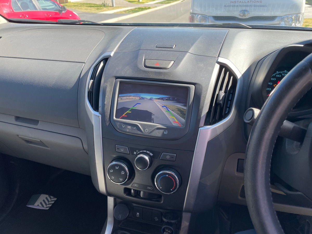 Colorado 2015 Integrated Reverse Camera | Creative Installations