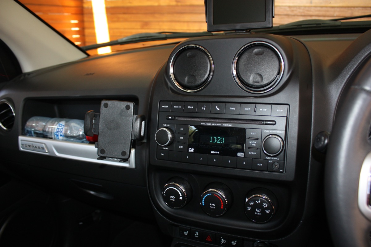 Compass 2014 Universal Car Phone Holder | Creative Installations