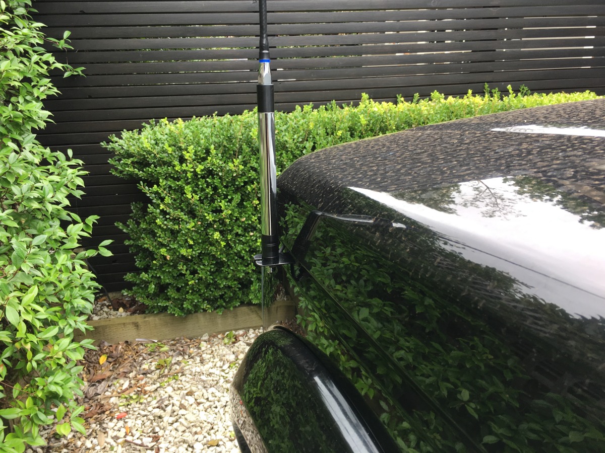 Discovery 4 2012 Uniden AT840 UHF Antenna | Creative Installations