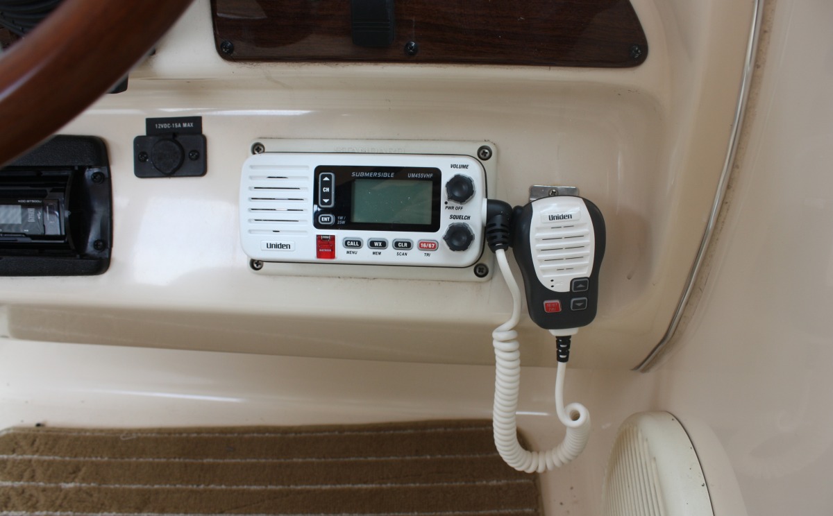 Sea Ray 260 Overnighter 2001 Uniden UM455VHF Marine Radio | Creative ...