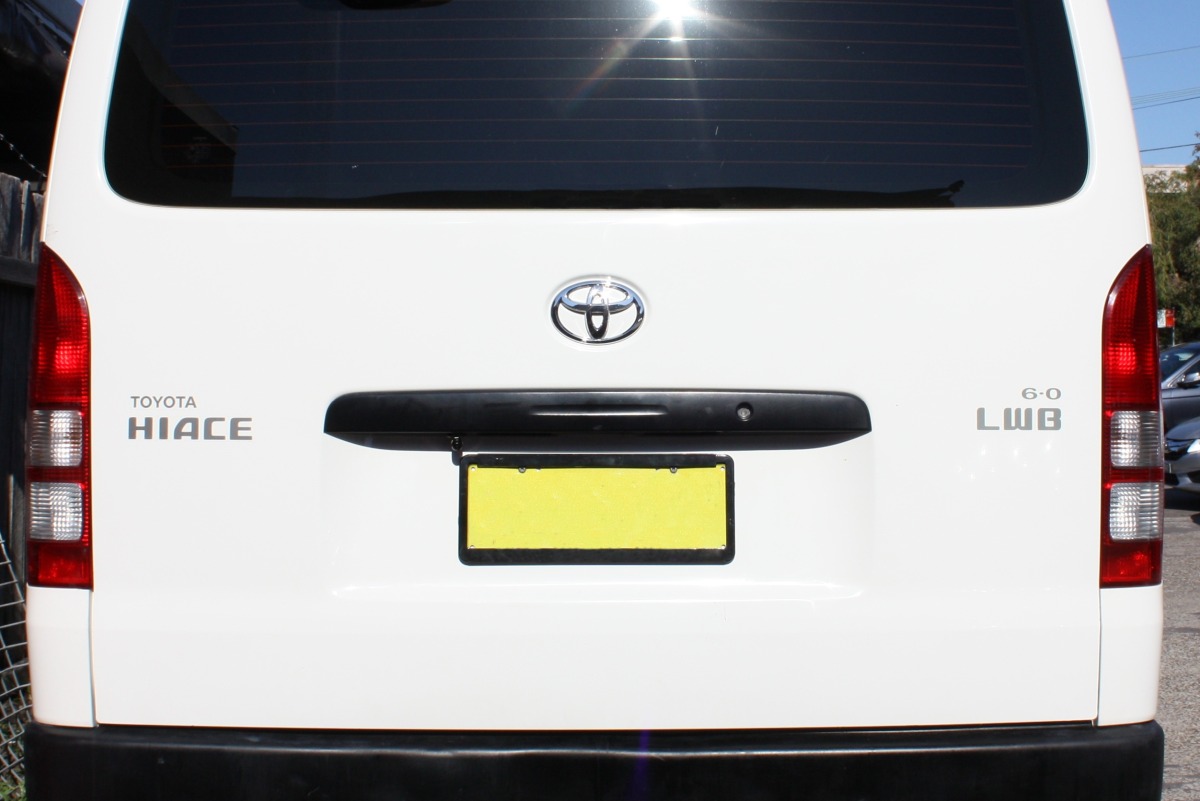 HiAce 2009 Reverse Camera | Creative Installations