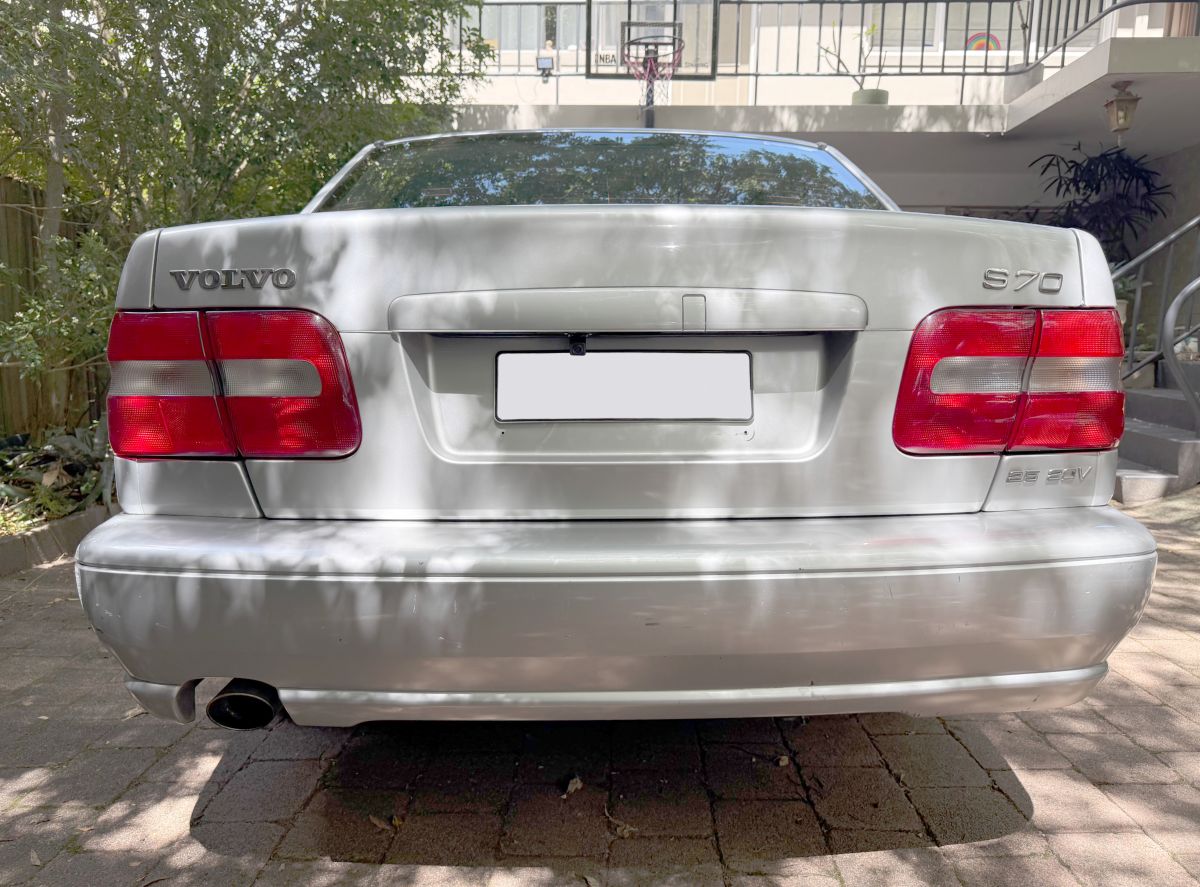 S70 1997 Reverse Camera | Creative Installations